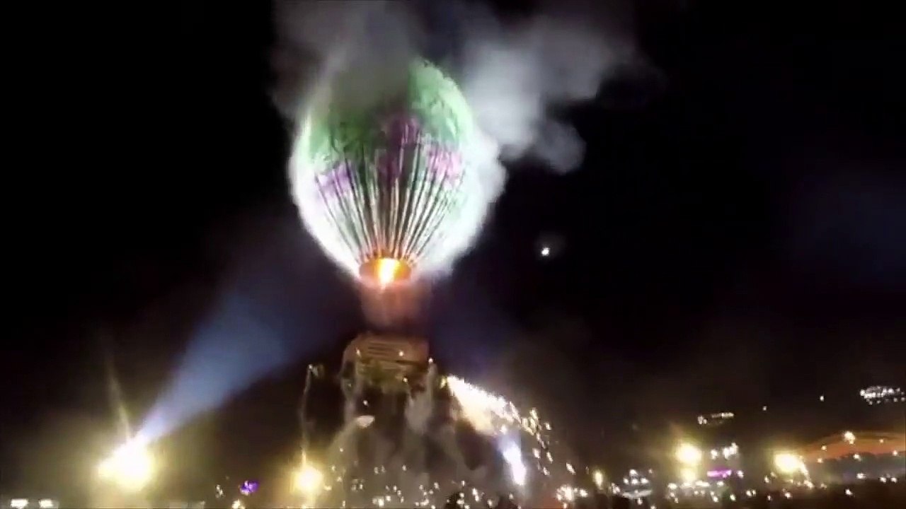 Une montgolfière chargée de feux d'artifice explose au-dessus d'une ...