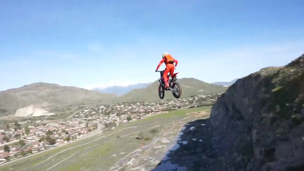 Dude Drives Motorcycle Off Cliff...On Purpose - video Dailymotion