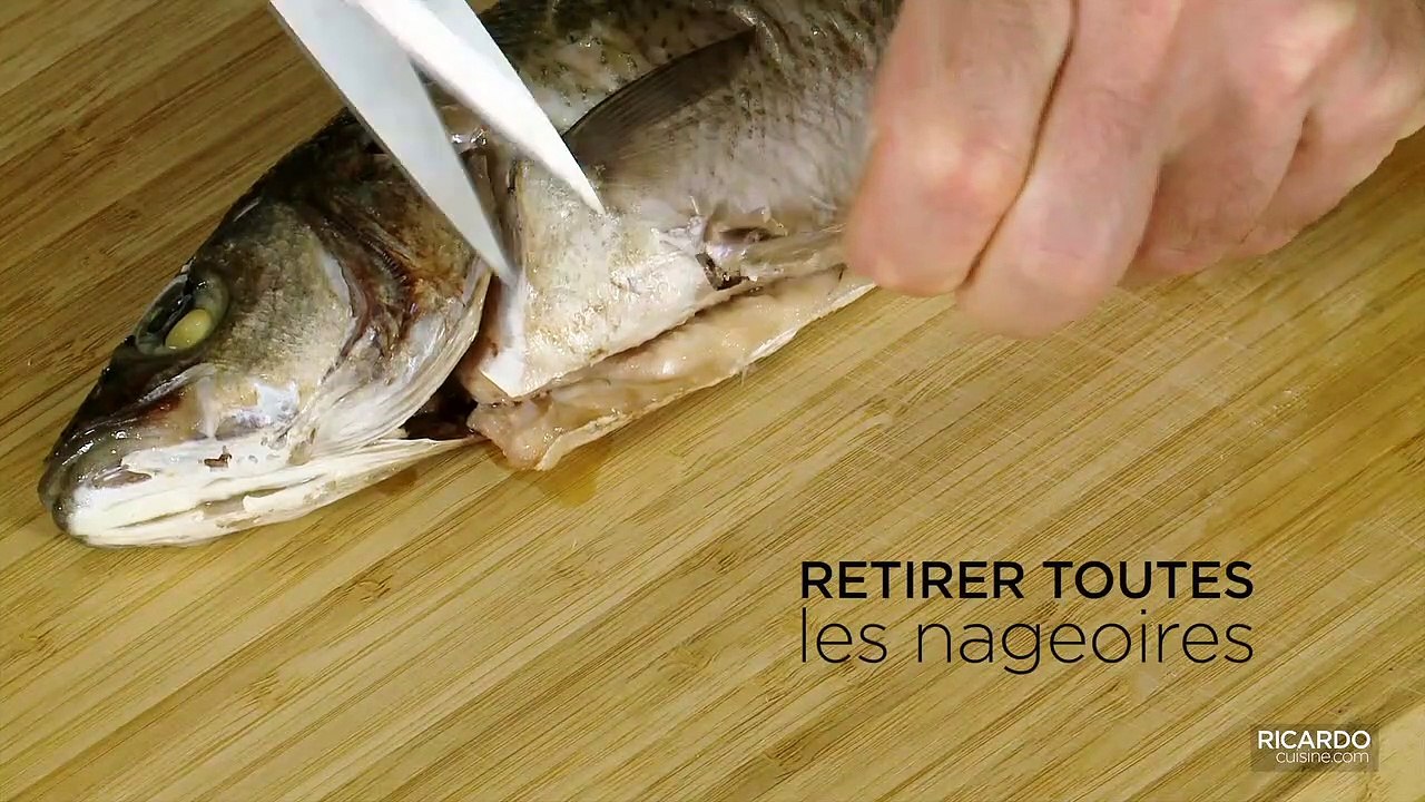 Comment prélever les filets d'un poisson cuit entier - Vidéo Dailymotion