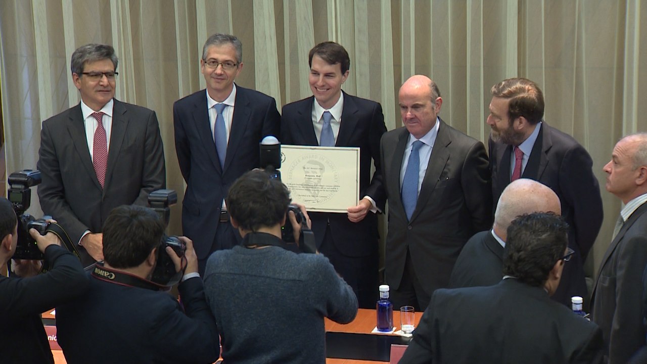 El profesor Benjamin Moll recibe el Premio Bernácer de Economía - Vídeo ...