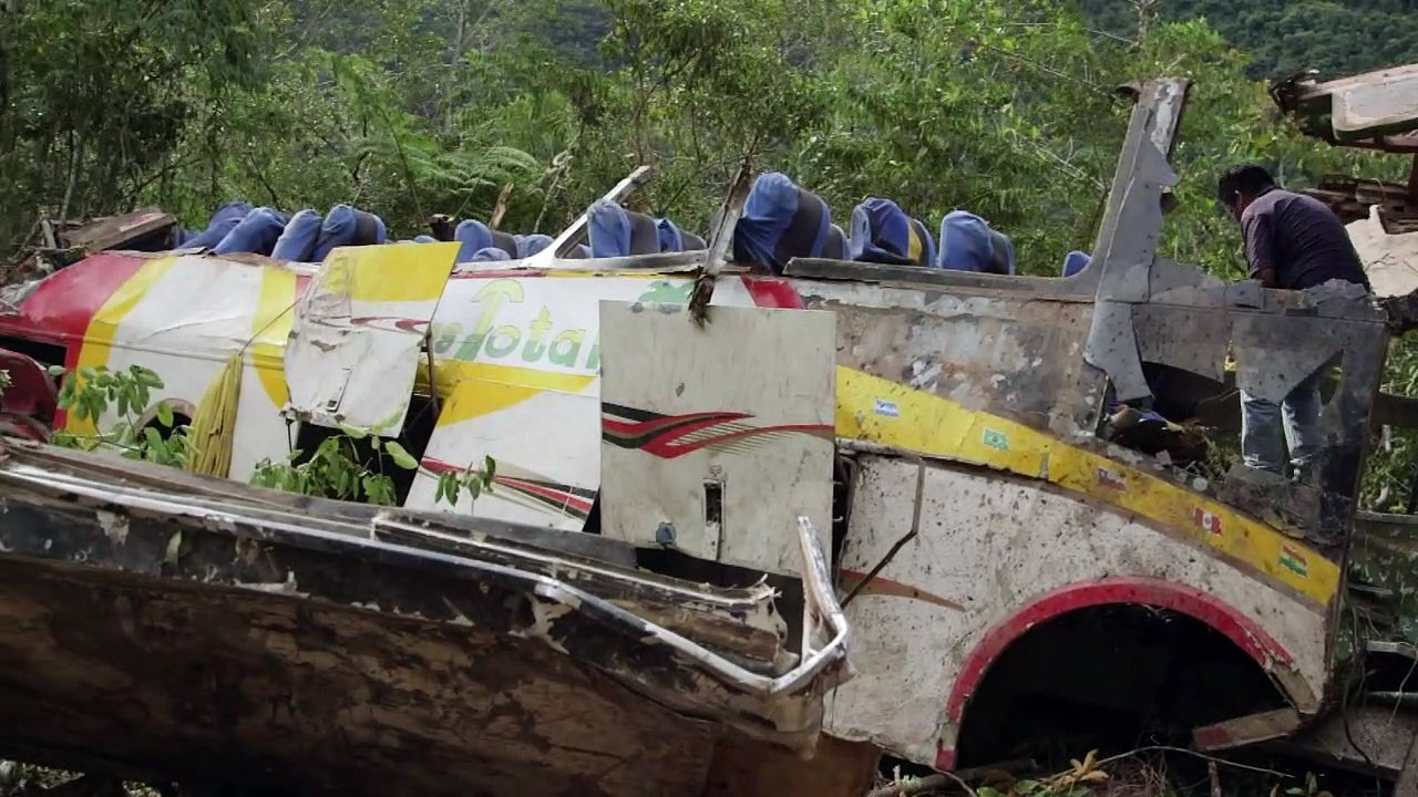 25 dead after bus falls into ravine in Bolivia - Vidéo Dailymotion