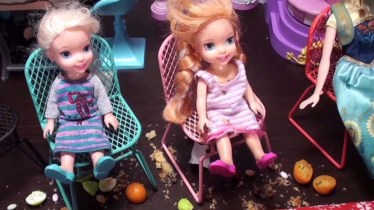 Elsa and Anna toddlers eating out with Barbie - Vídeo Dailymotion