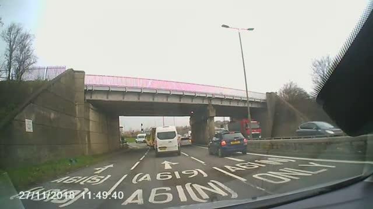 Near miss on Horns Bridge roundabout Chesterfield - video Dailymotion