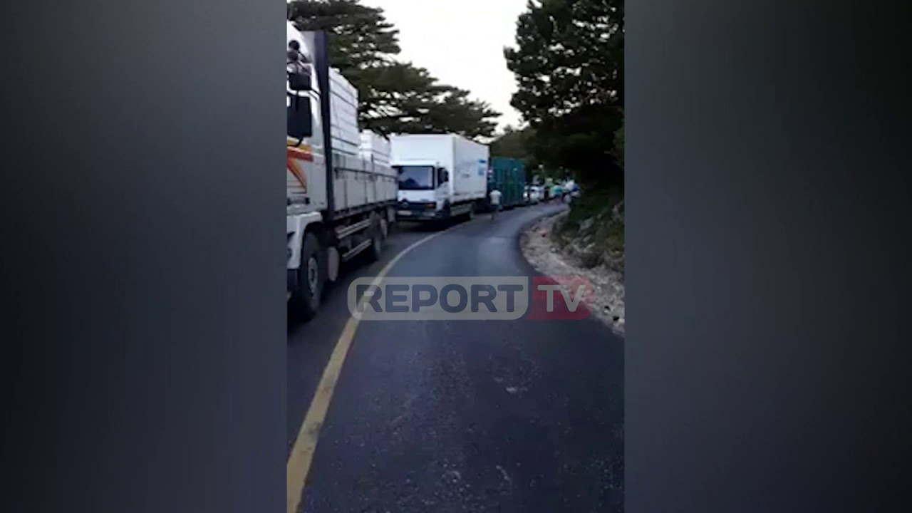 Report TV -Kamioni pëson defekt në Llogara, radhë të gjata automjetesh ... Report TV -Kamioni pëson defekt në Llogara, radhë të gjata automjetesh ...