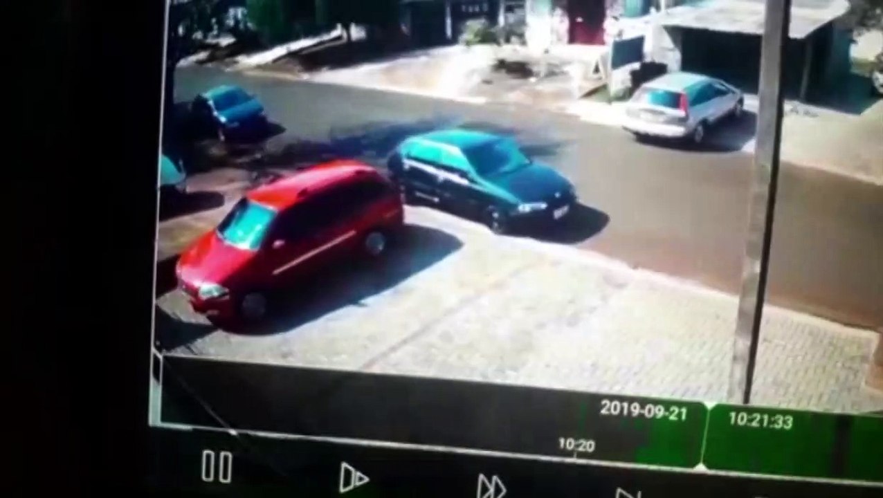 Vídeo mostra motorista atingido carro estacionado e indo embora, no ...