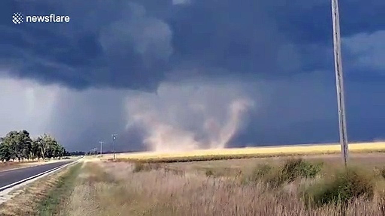 'Dustnado' twists through open fields in Kansas - video Dailymotion