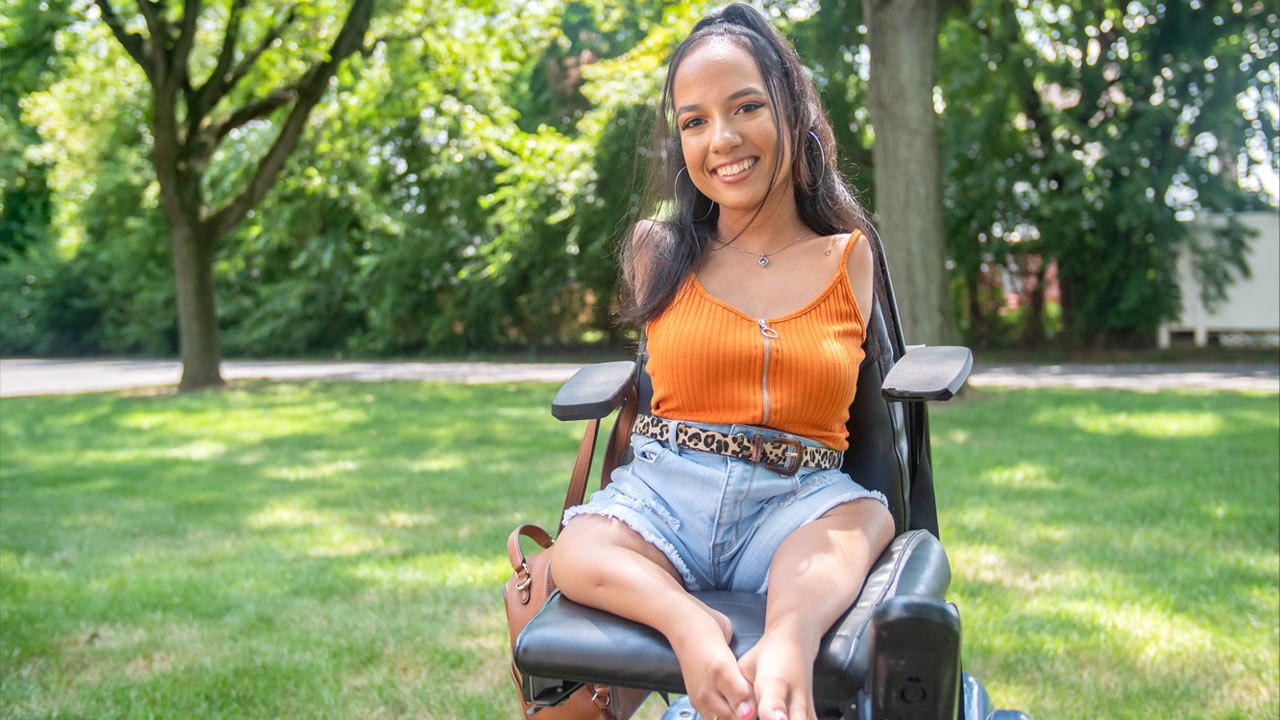 Armless YouTuber Does Makeup With Her Feet | BORN DIFFERENT?? - video ...
