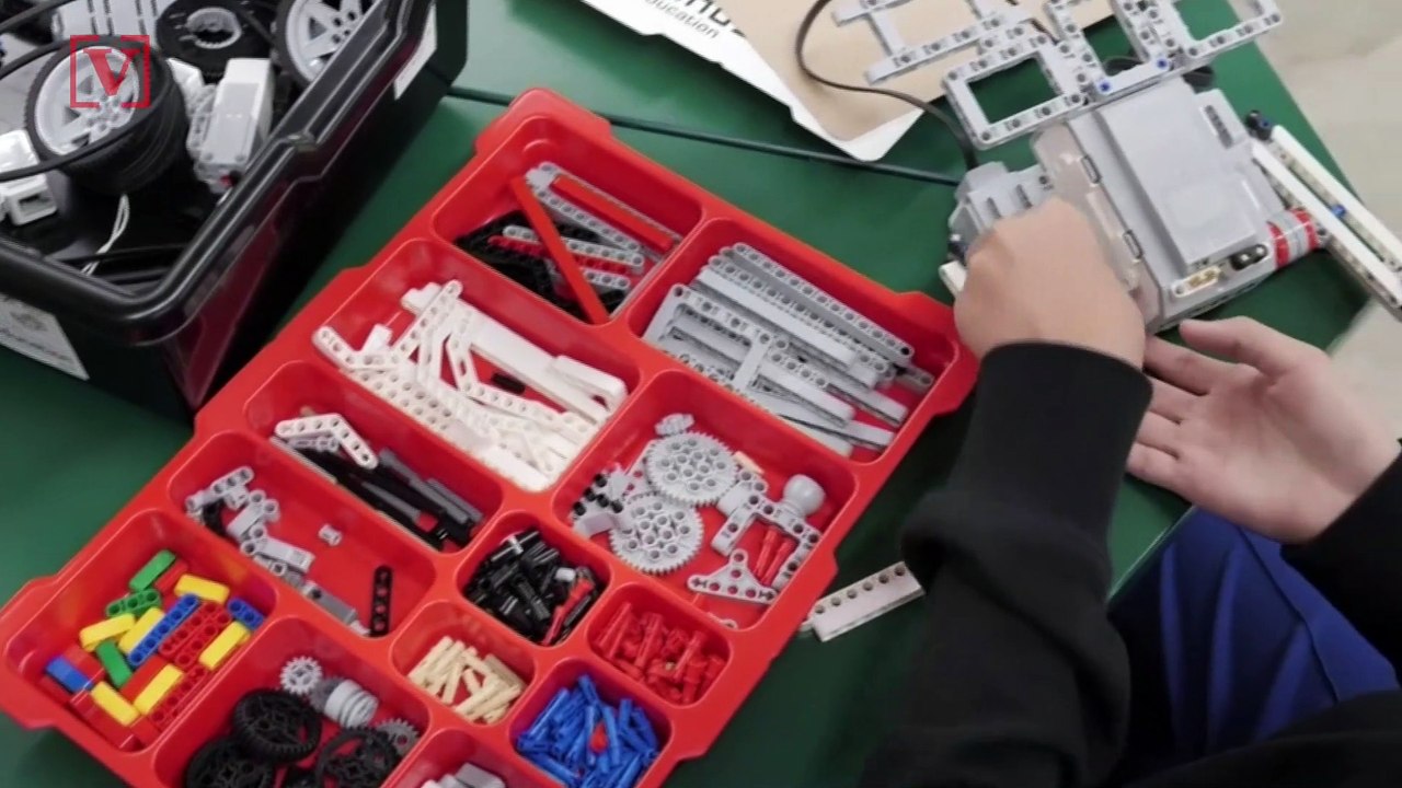 Watch an Inspiring Teacher Show Students How to Build Robots Using LEGO ...