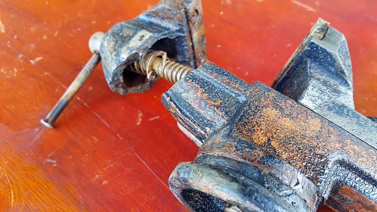 Restoration vise mini cracking (broken) - Rusty Deadlocked Vise ...