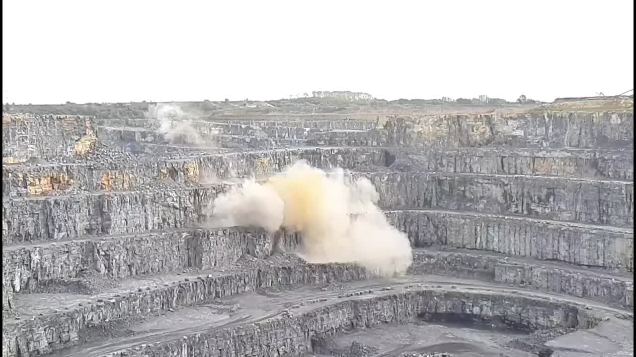 Explosion de pierre dans la carrière d'Antoing - Vidéo Dailymotion