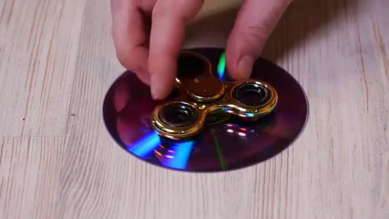 4 AWESOME FIDGET SPINNER TRICKS (1) - video Dailymotion