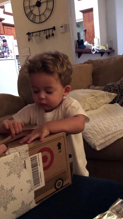 Kid Unimpressed With Christmas Gift - video Dailymotion
