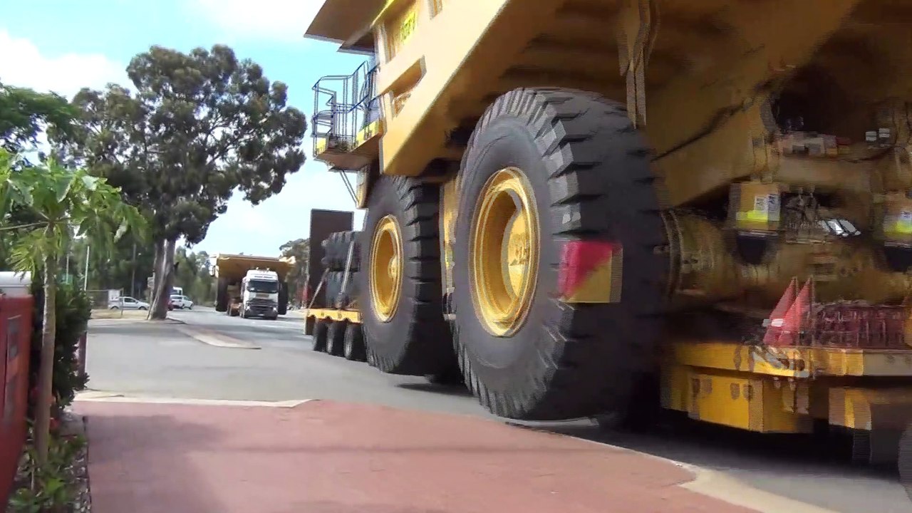Tri Drive Mack Titan with a Caterpillar 785C dump truck - video Dailymotion