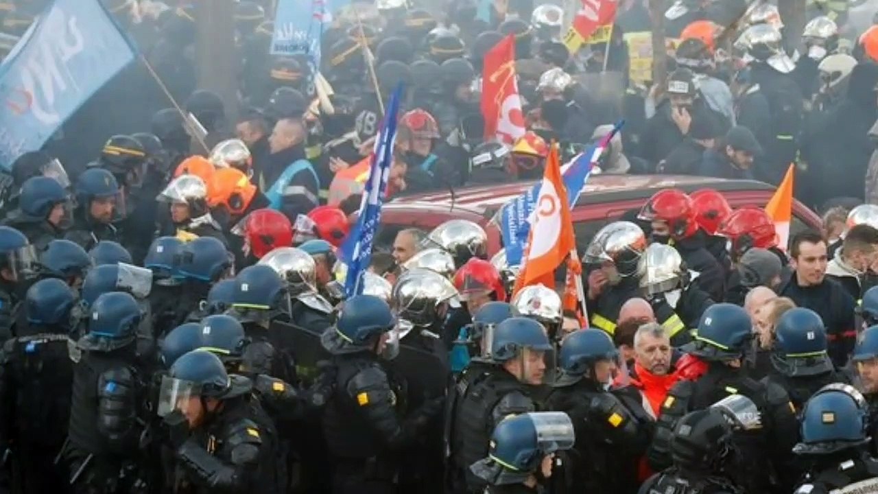 Paris Police vs firefighters 2020 // Paris French police clash with ...
