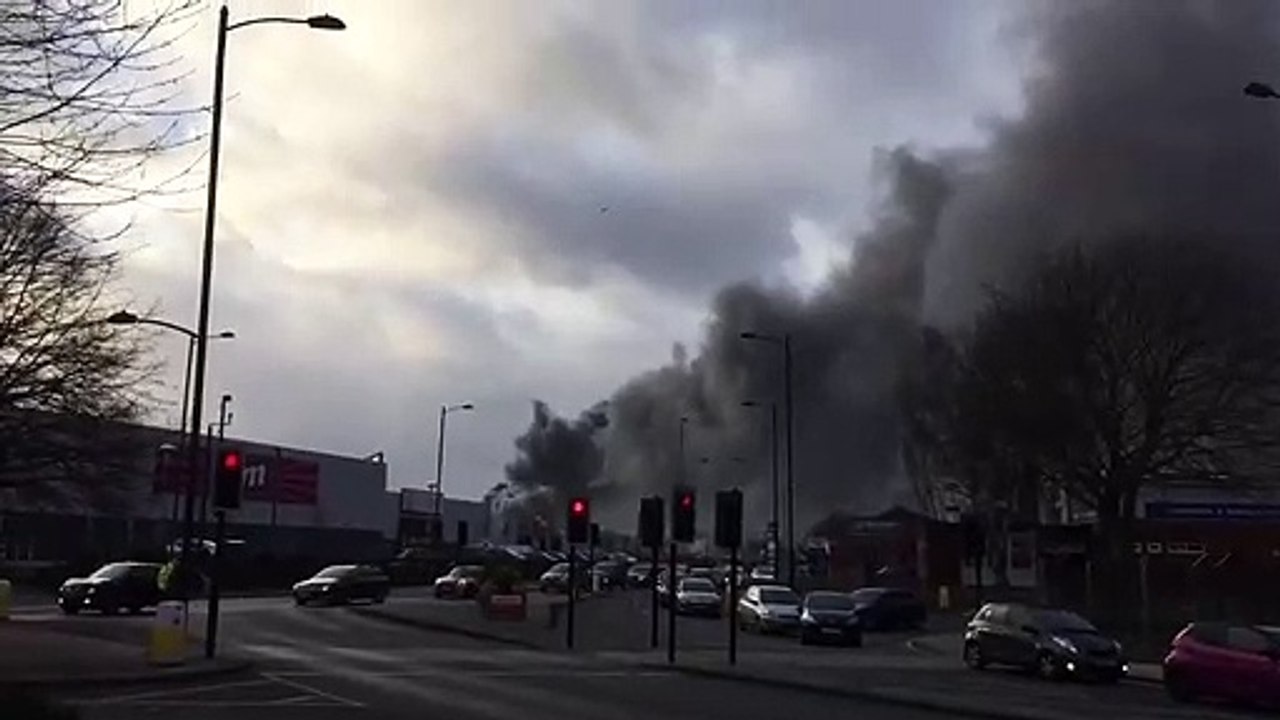Footage from the fire at Speedibake in Wakefield - video Dailymotion