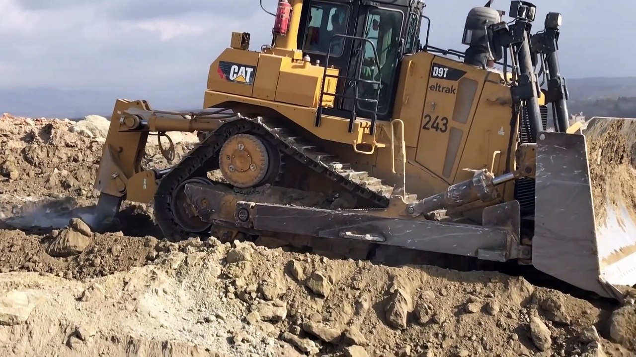 New Cat D9T Dozer Ripping And Pushing - video Dailymotion
