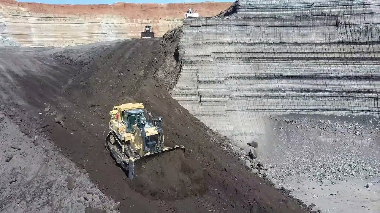 Two Cat D9T Dozers Building A Ramp In Coal Mine - video Dailymotion