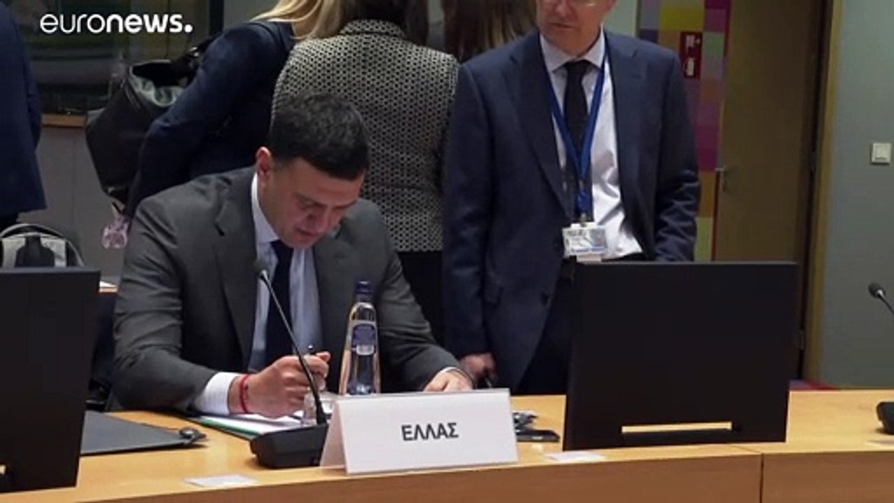 Χαιρετισμός με αγκώνες αντί χειραψίας για Κικίλια - Ιωάννου - video ...