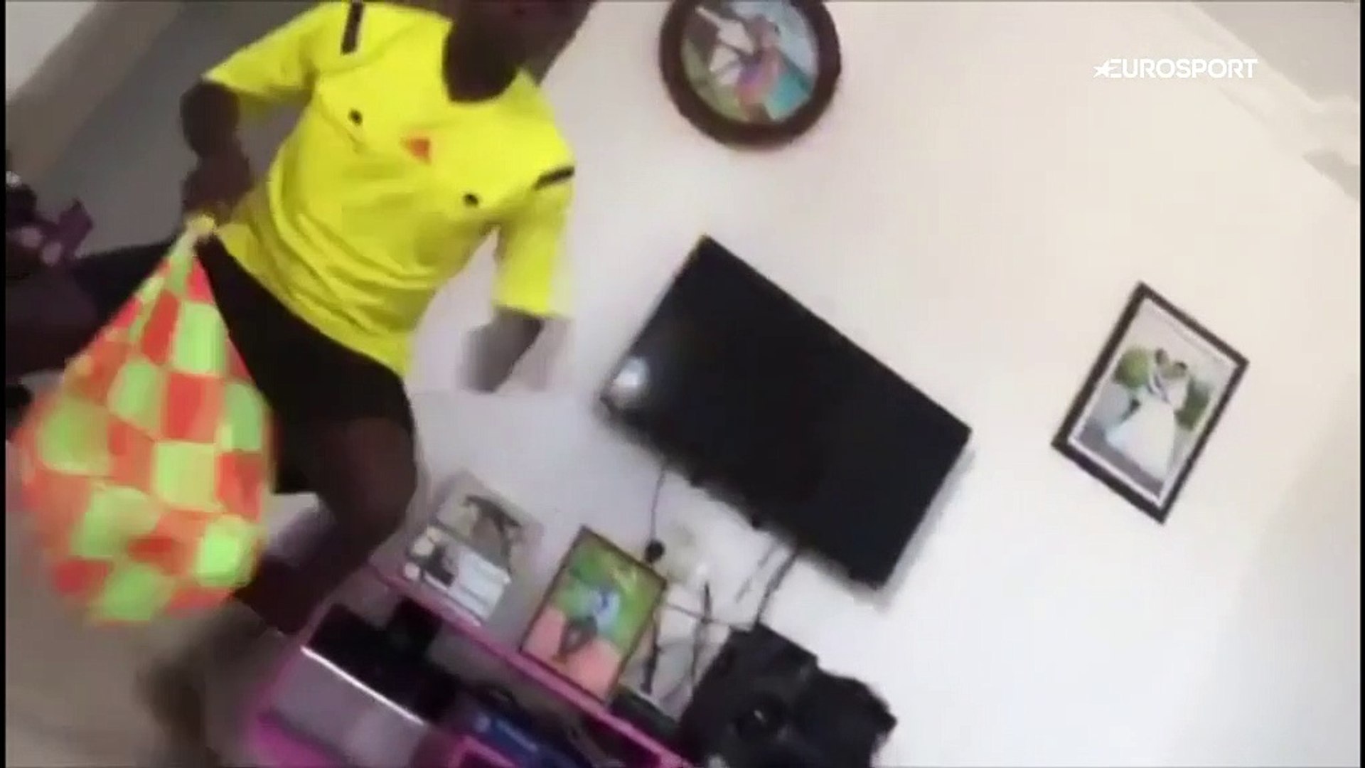 Même confiné l'arbitre Frank Komba continue de signaler les hors-jeu