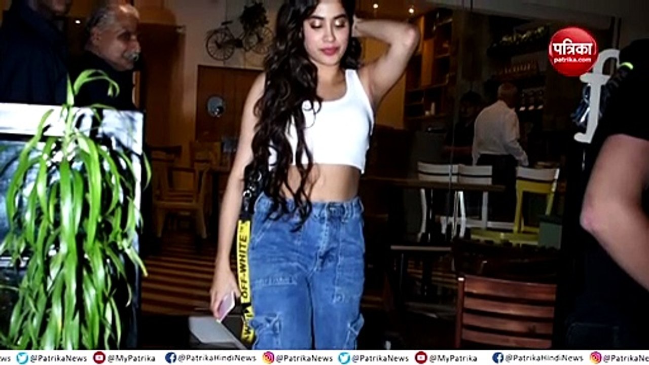 Jahnavi spotted outside Bandra restaurant with a special friend - video ...