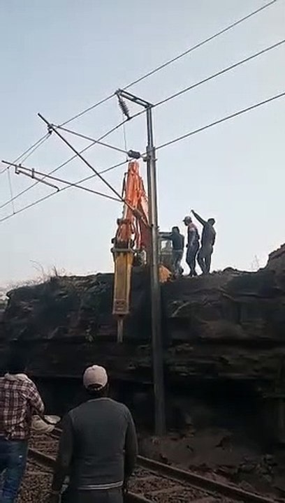 Traffic falls due to rock fall on Katni-Bina rail line - video Dailymotion