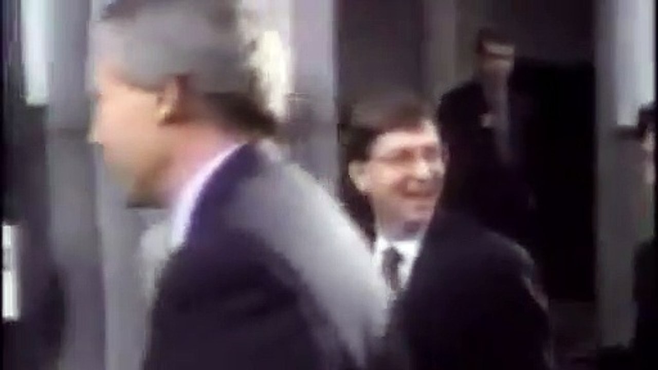Bill Gates getting hit with a pie - video Dailymotion