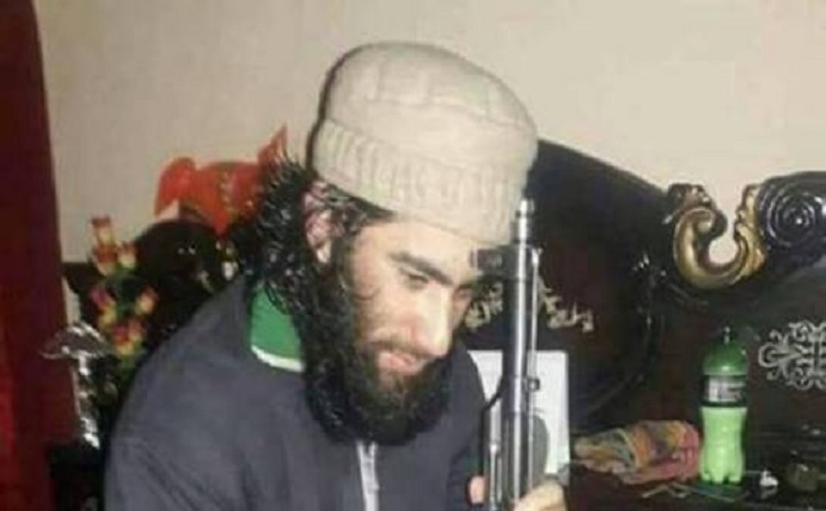 लश्कर कमांडर जुनैद मट्टू के जनाजे में शामिल हुए आतंकी - video Dailymotion