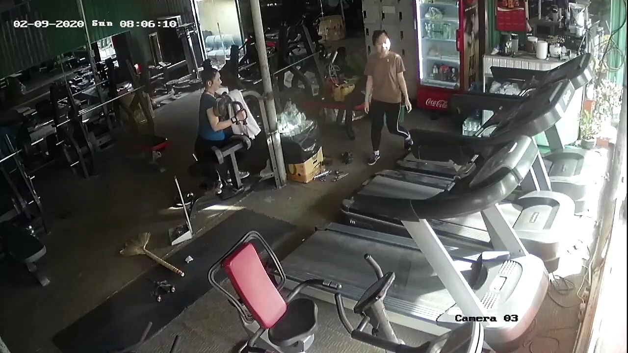 Treadmill Too Fast for Unsuspecting Woman - video Dailymotion