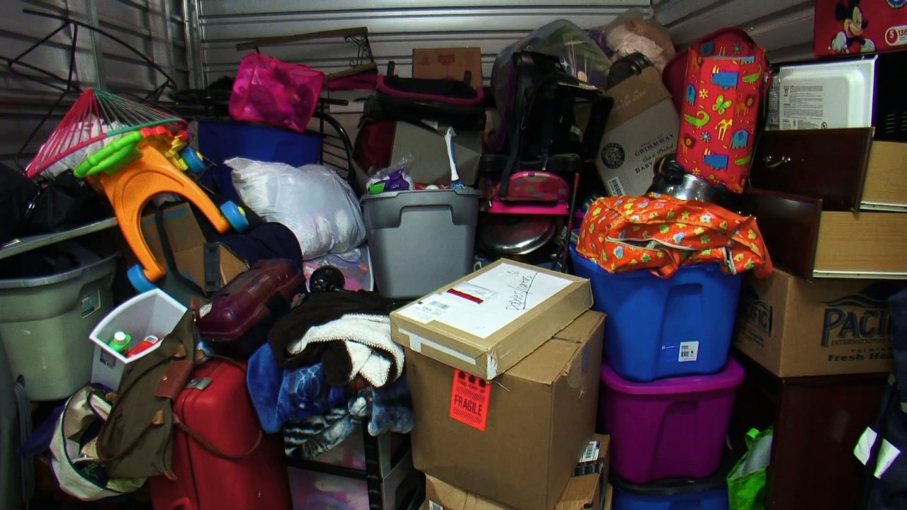 Storage Wars: Battle for the Best Locker - Mary vs. Rene & Casey | A&E ...