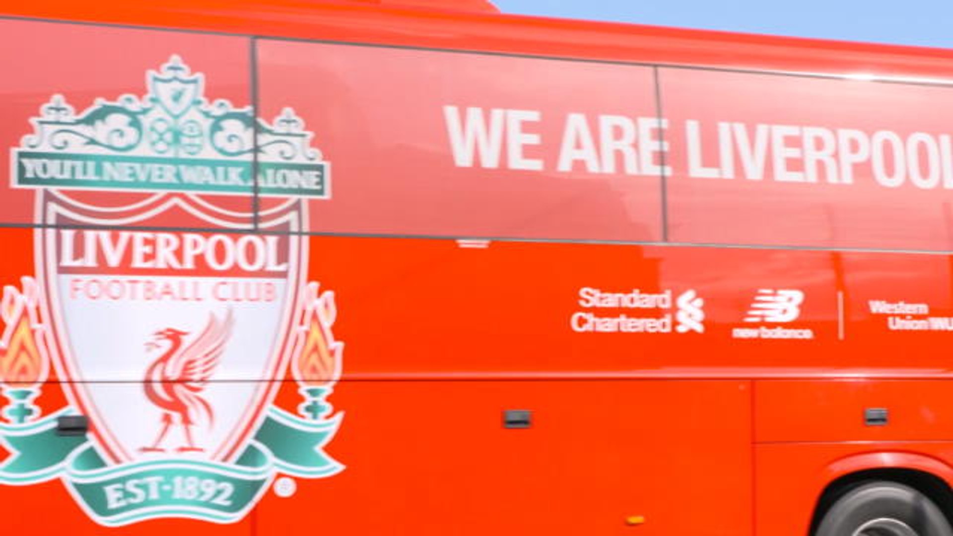 30e j. - Une poignée de supporters accueille le bus de Liverpool