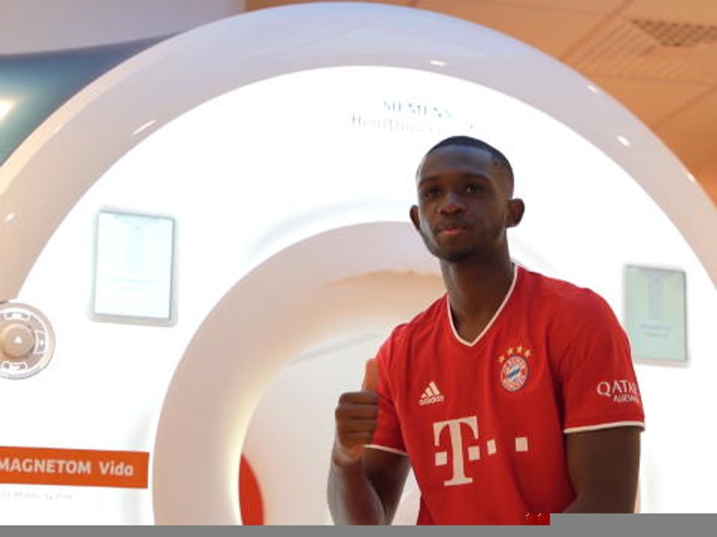 Bayern - Kouassi pose avec ses nouvelles couleurs