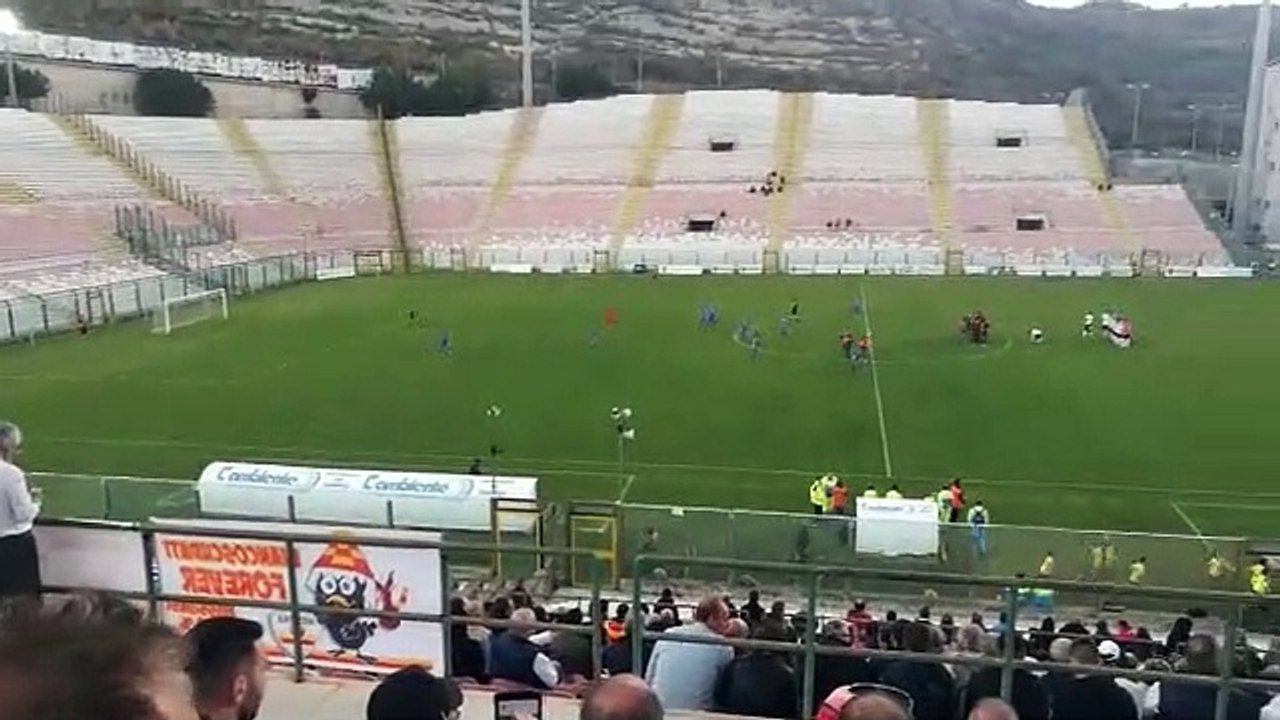 Acr Messina-Fc Messina: squadre in campo, entusiasmo sugli spalti ...