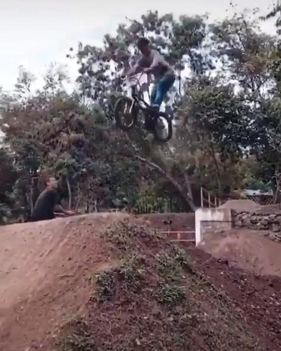 Guy Falls on Face While Attempting Jump on Bicycle - video Dailymotion