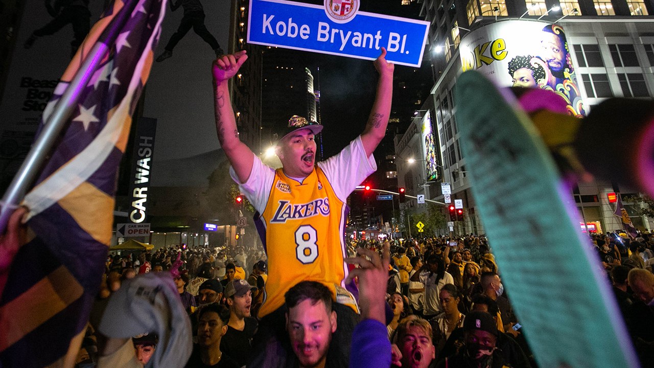 Kobe Bryant Fans Beating Up Dude Yelling "F Kobe" Caught On Video ...