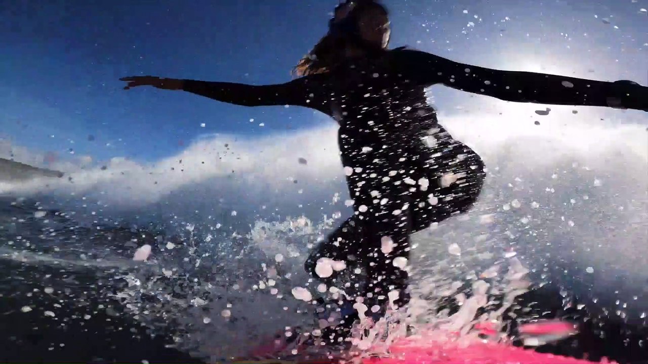 La surfeuse Justine Dupont dompte une nouvelle vague géante à Nazaré ...