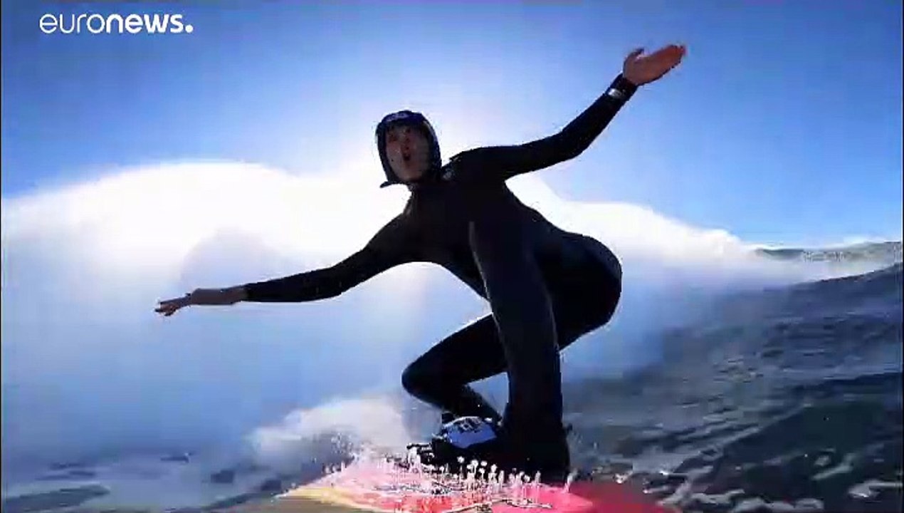 La surfeuse française Justine Dupont ride sur LA vague de sa vie ...