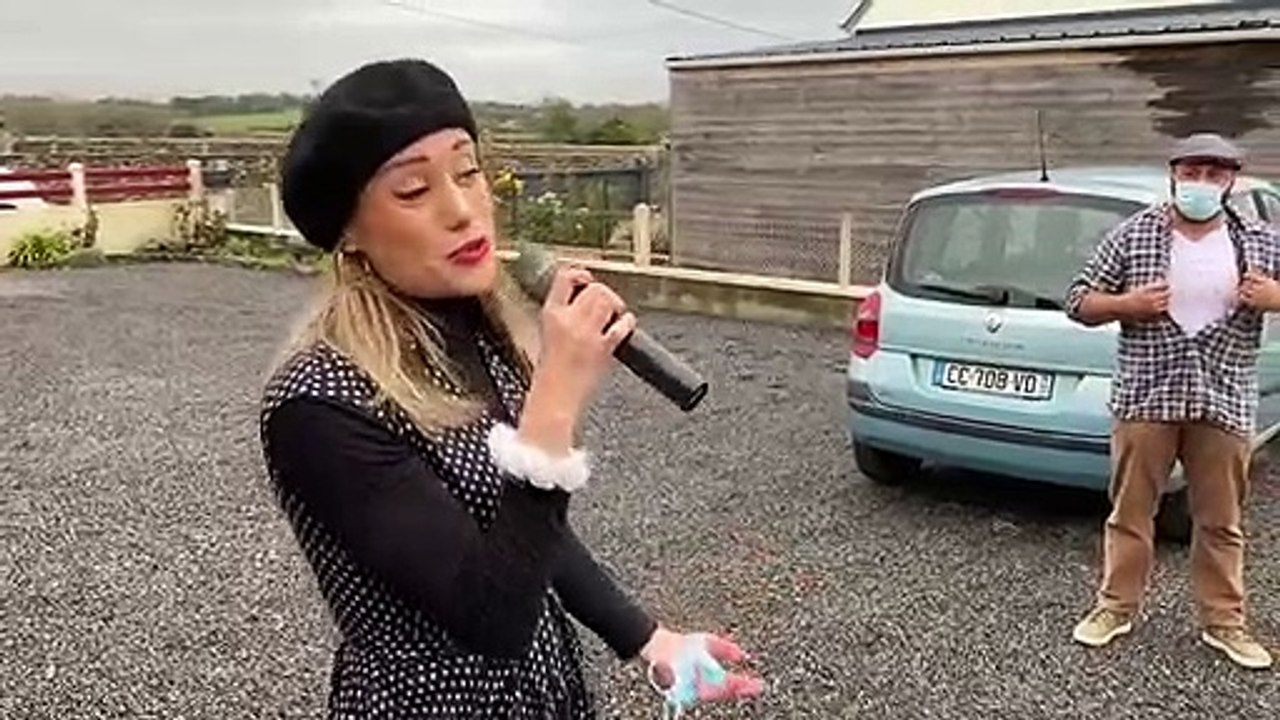 Hélène Dor, chanteuse professionnelle, chante à domicile pendant le ...