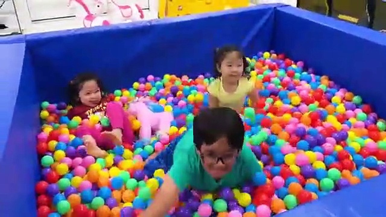 Last to Leave the Ball Pit Wins Challenge - video Dailymotion