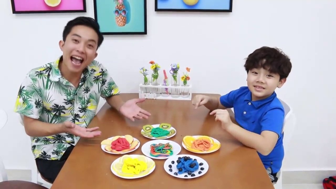 Sammy Pretend Play with Colored Noodles Play Doh Food Toys to Johny ...