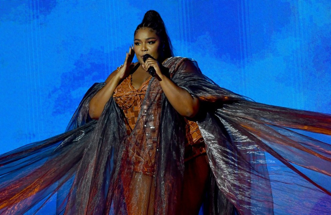 Lizzo buys her mother a new car for Christmas - video Dailymotion