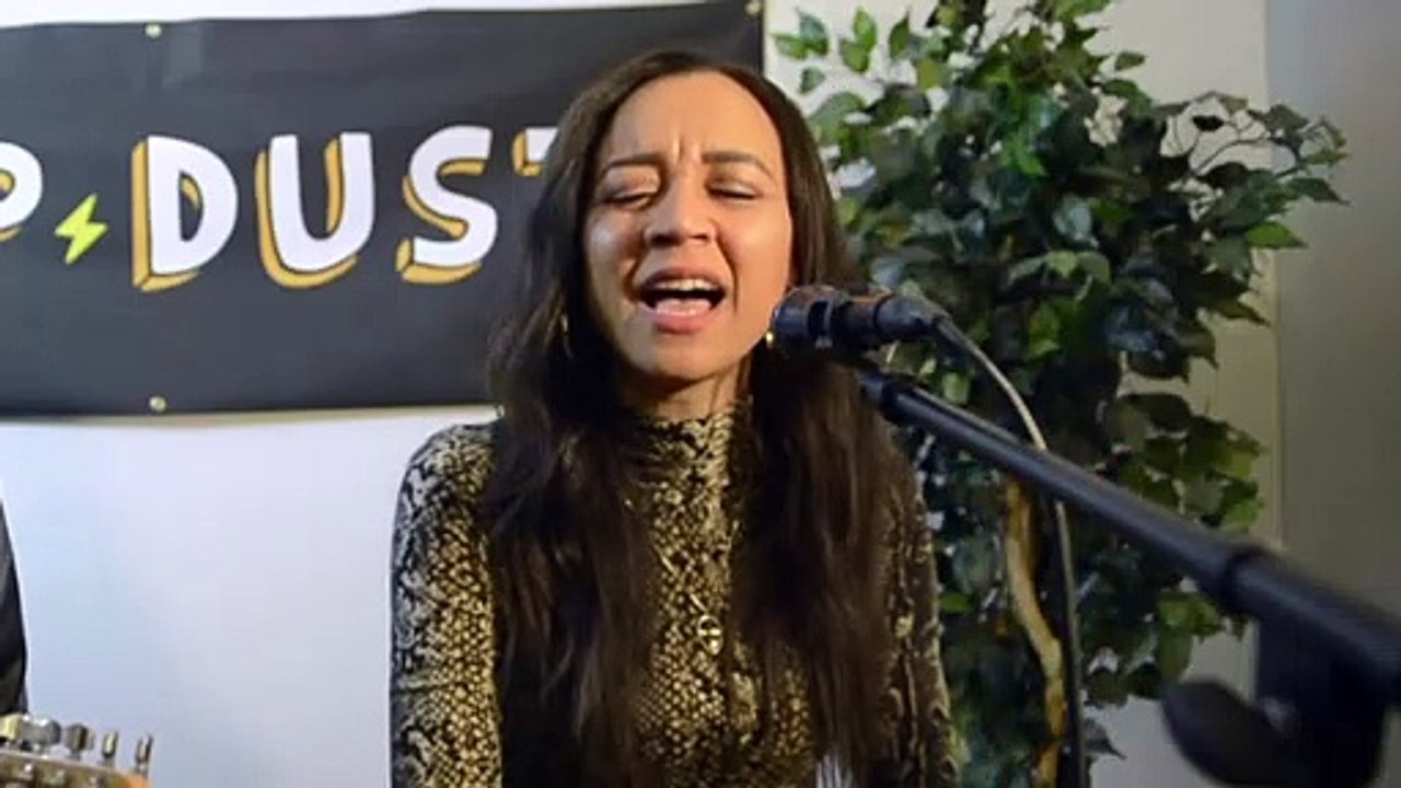 Sharlette performs "Meet in the Middle" Live at Popdust - video Dailymotion