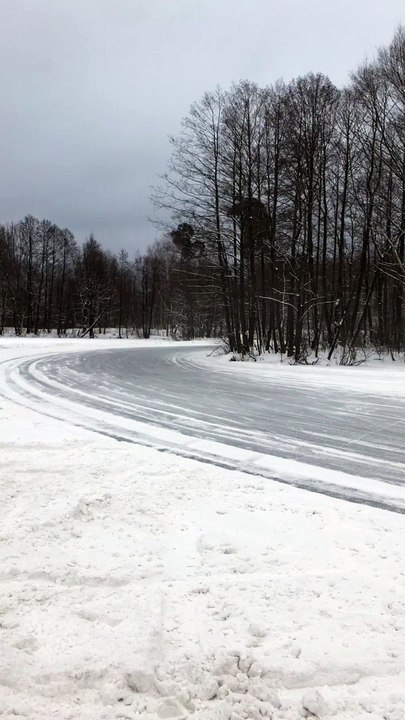 Group of Cars Slide Around Icy Corner - video Dailymotion