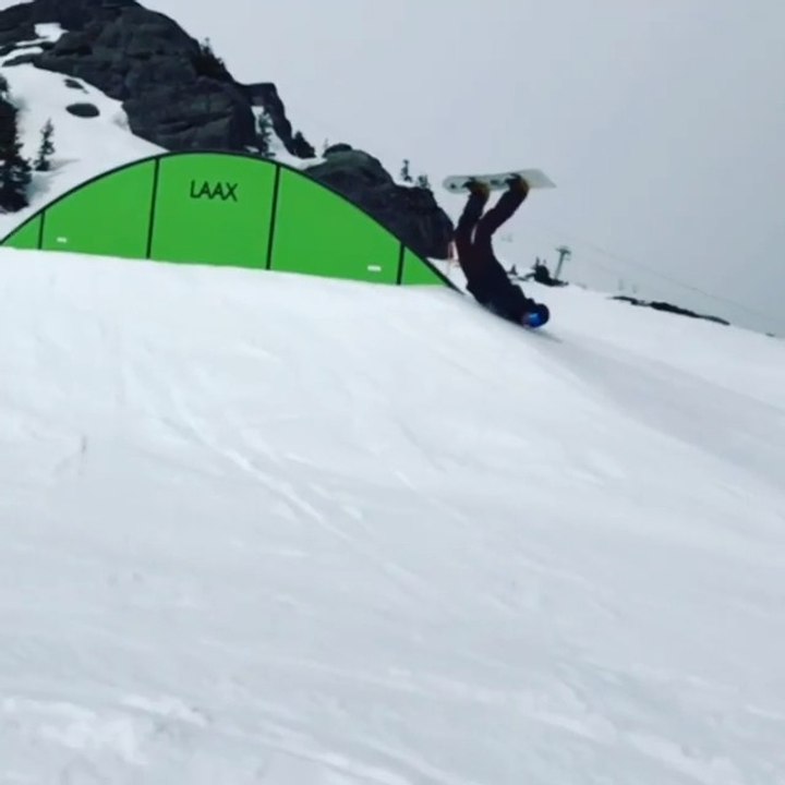 Guy Does Scorpion After Faceplanting Into Snow While Trying ...