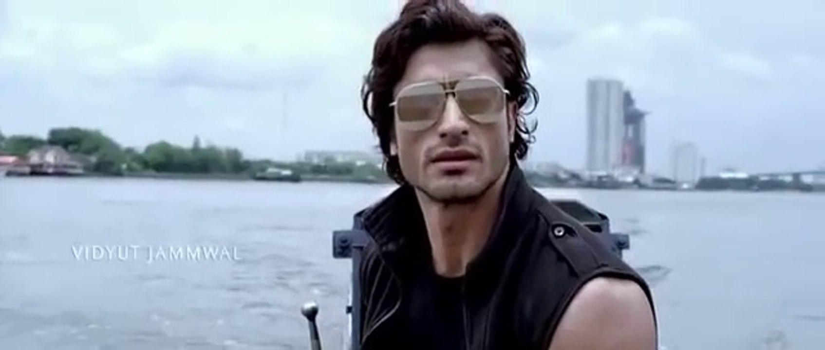 commando_2_movie_fight_scene_-_vidyut_jamwal_fight_scene_reaction(360p ...