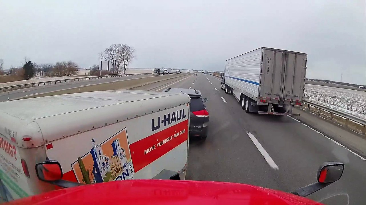 Car and Trailer Jackknife After Sideswiping Truck - video Dailymotion