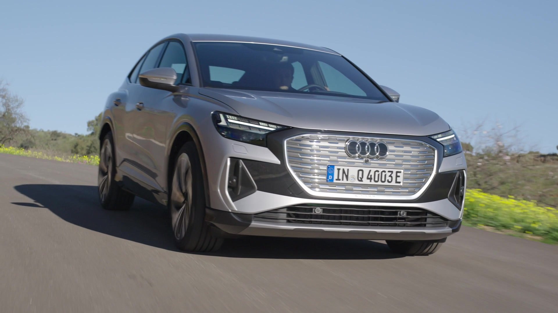 Audi Q4 Sportback e tron in Floret silver Driving Video