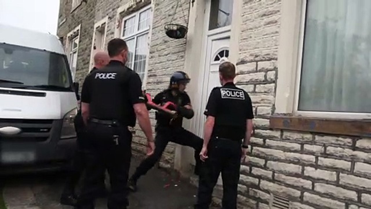 Burnley police early morning drugs warrant arrests - video Dailymotion