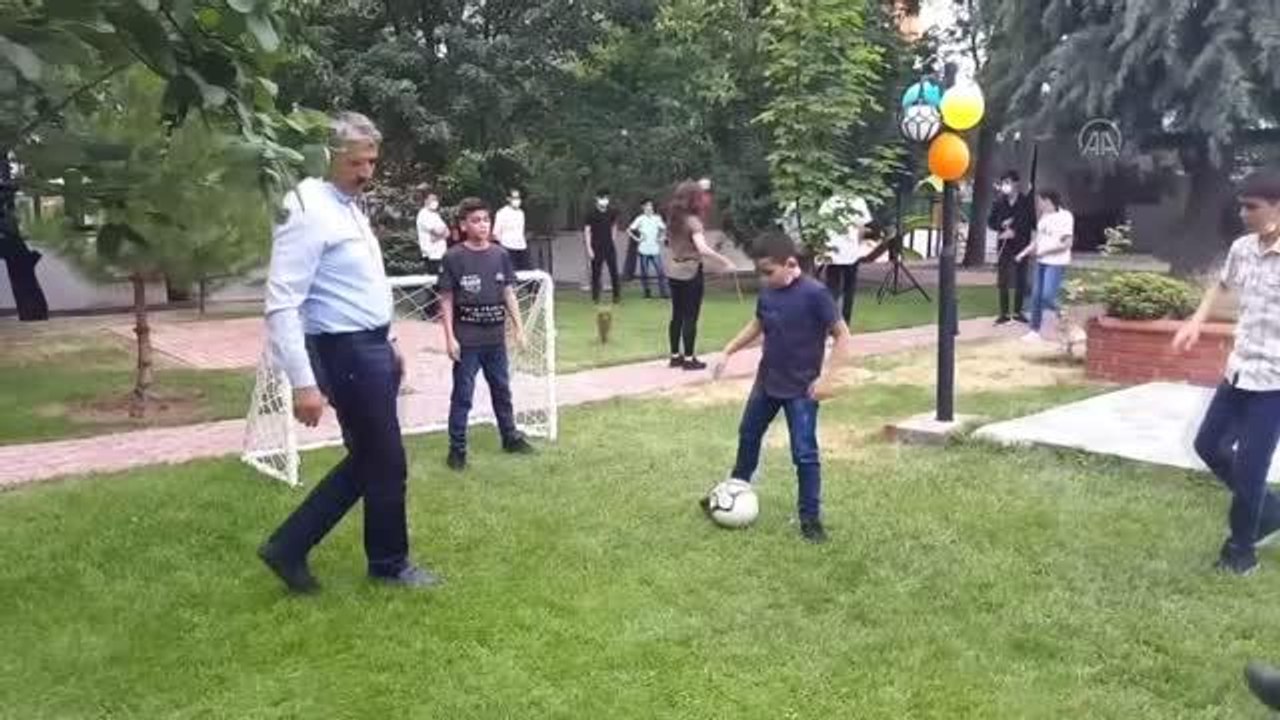 KIRIKKALE - Vali Sezer, sevgi evlerinde kalan çocuklarla futbol oynadı ...