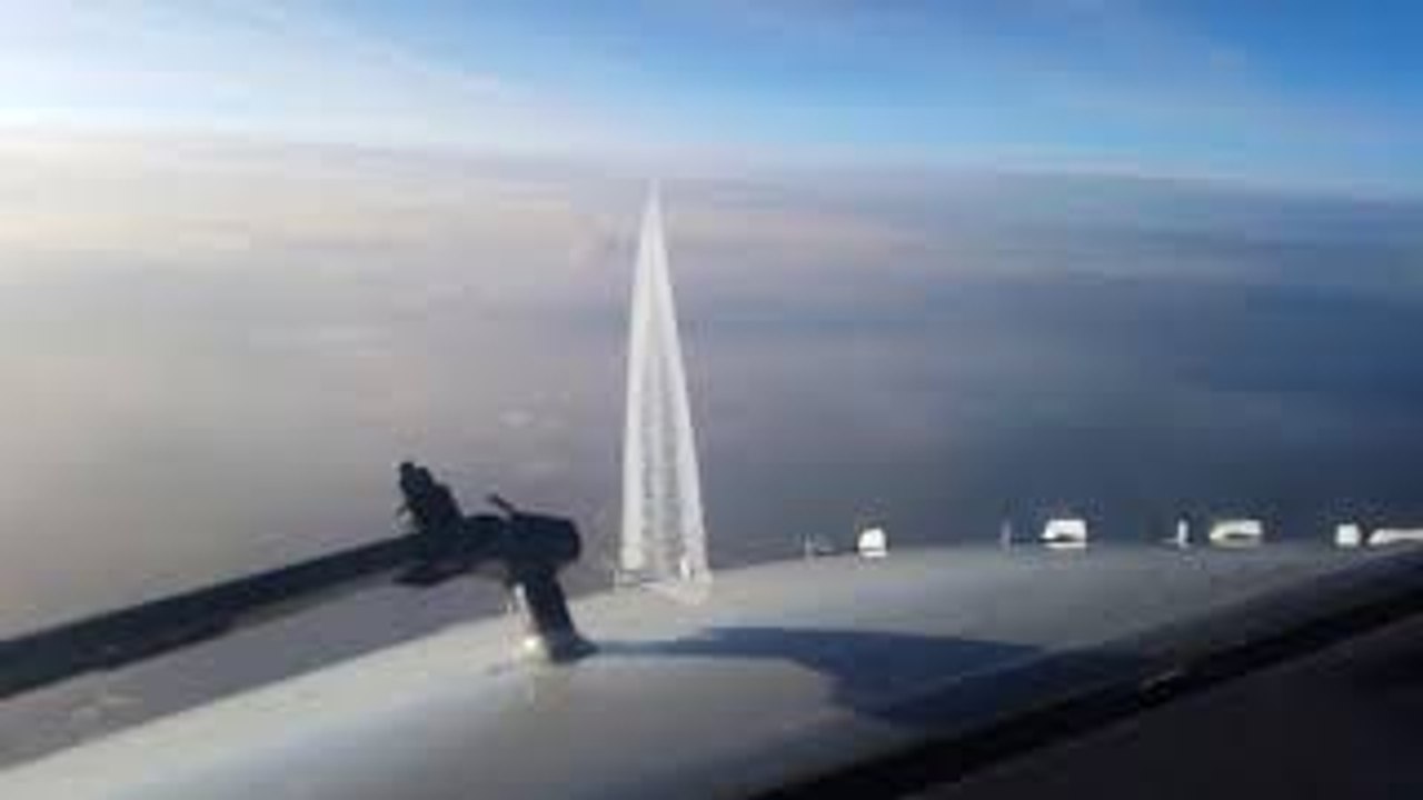 Oncoming Aircraft Passes Beneath Plane - video Dailymotion
