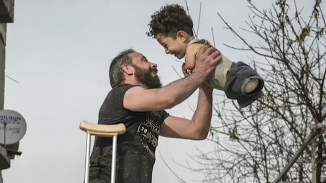 Picture of Syrian father and son wins Siena International Photo Award ...